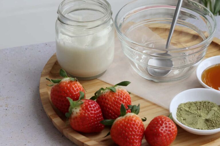Fresas Bañadas Con Yogur De Té Matcha — Yogumel