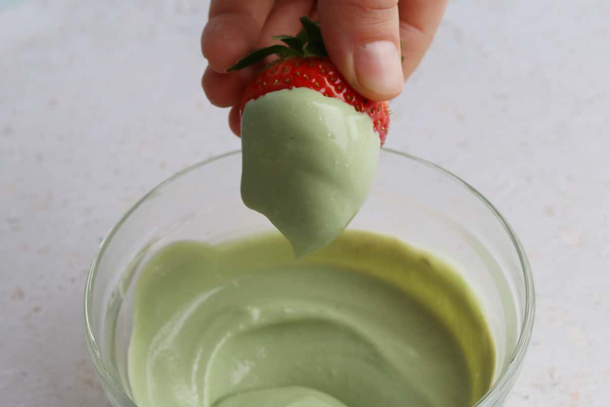 Fresas Bañadas Con Yogur De Té Matcha — Yogumel